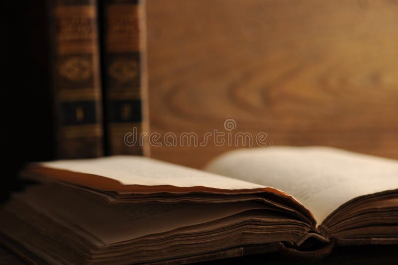 Ein Altes Buch Mit Einer Feder Stockbild - Bild von text, notizbuch ...