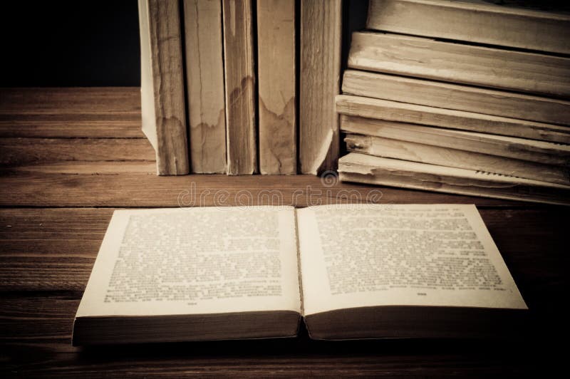 Altes Buch offen stockfoto. Bild von beschaffenheit, leer - 32338276