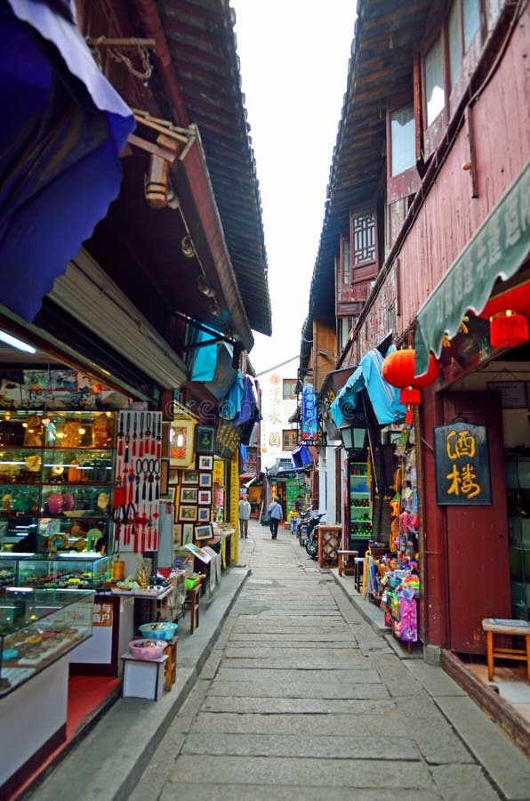 Altes Dorf Durch Fluss in Shanghai Mit Boot Redaktionelles Stockfoto ...