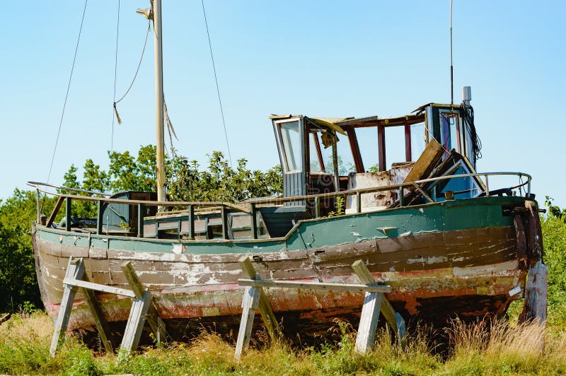 Altes Verwittertes Boot Auf Land Stockbild - Bild von ufer, ozean: 40252183