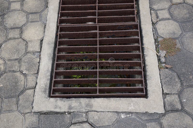 Gitter auf dem Boden stockfoto. Bild von rasterfeld, nahaufnahme - 81756440