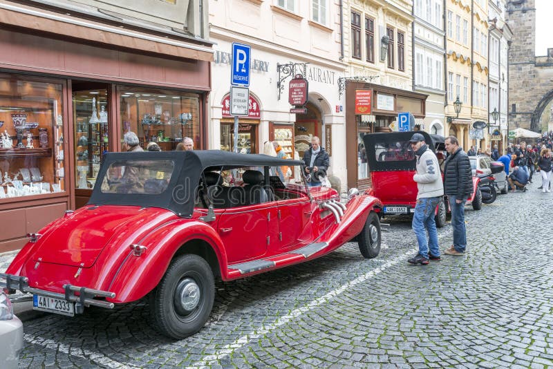 Altes Historisches Rotes Auto in Praga Redaktionelles Stockfotografie ...