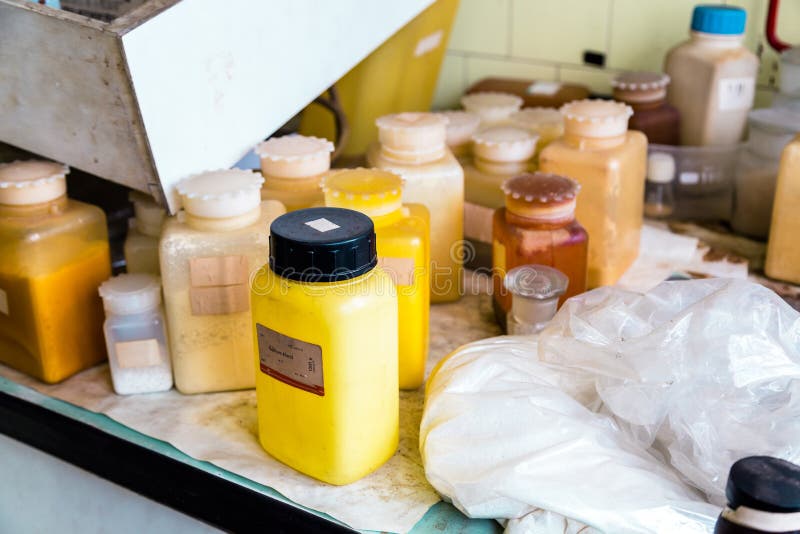 Altes Labor Mit Vielen Flaschen Stockfoto - Bild von chemie ...