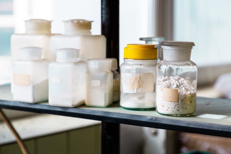 Altes Labor Mit Vielen Flaschen Stockfoto - Bild von flasche, verlassen ...