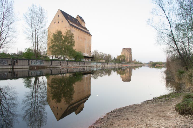 Altes Lagerhaus redaktionelles stockfoto. Bild von fracht - 70653693