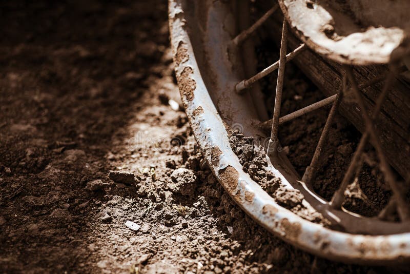 Altes Rad Altes Rostiges Rad Stockbild - Bild von hintergrund, feder ...