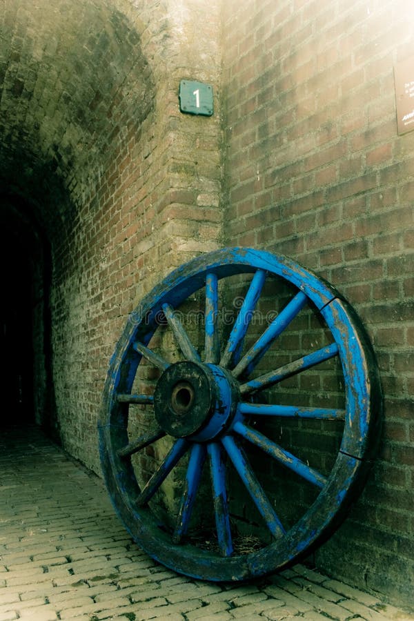 Altes Rad und Wand stockbild. Bild von entwicklung, oberfläche - 7894955