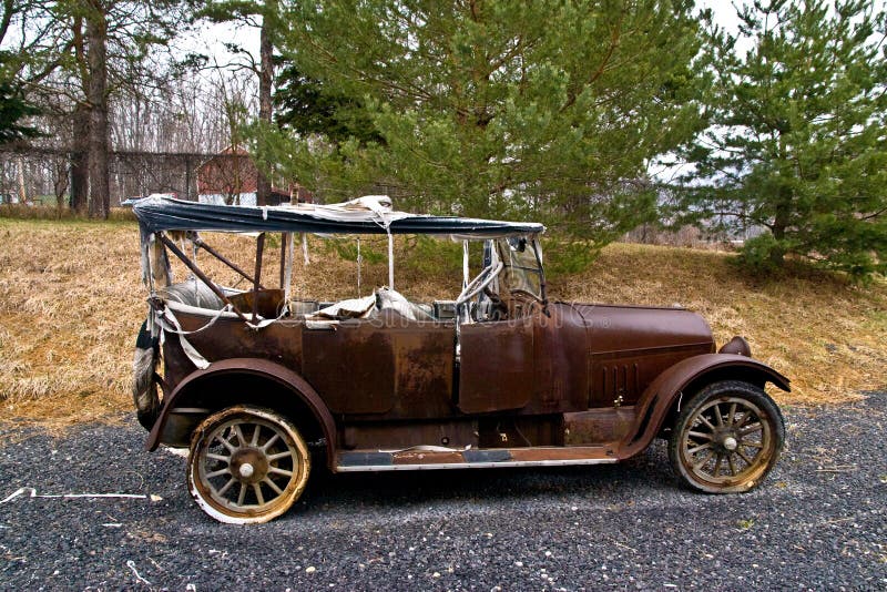 Altes rostiges Auto stockbild. Bild von ausgefranst, gummireifen - 16786887