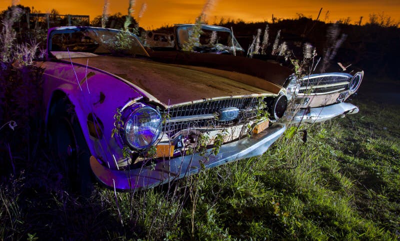 Altes rostiges Auto stockfoto. Bild von überwuchert, fein - 24622218