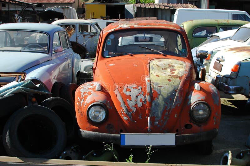 Altes Rostiges Auto Auf Parkplatz Stockfoto - Bild von antike, schmutz ...