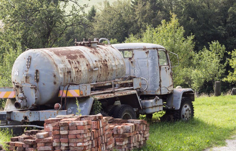 Altes rostiges LKW-Auto stockfoto. Bild von schrott, autofriedhof ...