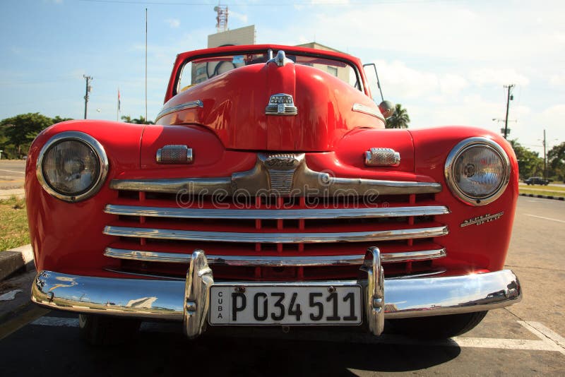 Altes rotes Auto in Kuba redaktionelles bild. Bild von auto - 59102075