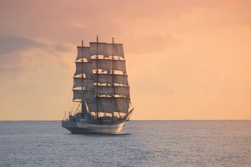Altes Segelschiff in Meer stockbild. Bild von altes, meer - 56695803