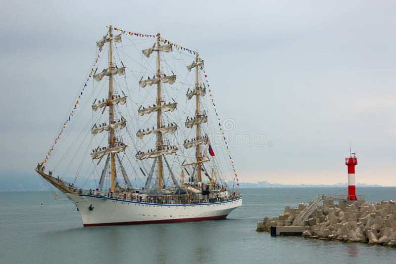Altes Segelschiff Vor Dem Leuchtturm Stockfoto - Bild von reise ...