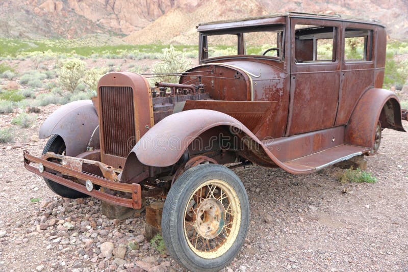 Altes verrostetes Auto stockbild. Bild von rustikal, antike - 61246131