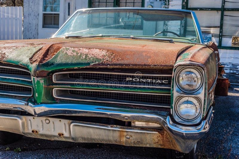 Altes verrostetes Auto redaktionelles stockfotografie. Bild von oldie ...