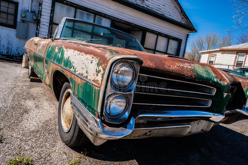 Altes verrostetes Auto redaktionelles stockfoto. Bild von stahl - 91753898