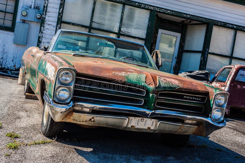 Altes verrostetes Auto redaktionelles stockfoto. Bild von stahl - 91753898