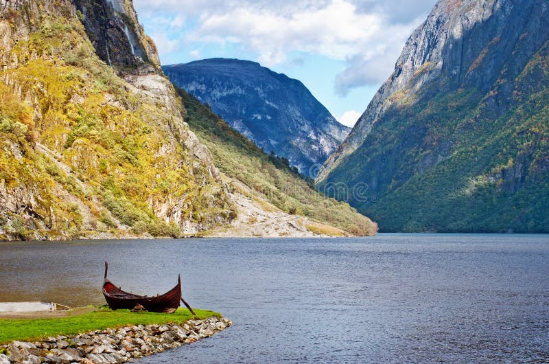 Altes Wikingerschiff in Norwegen Stockbild - Bild von boot, meer: 74647951