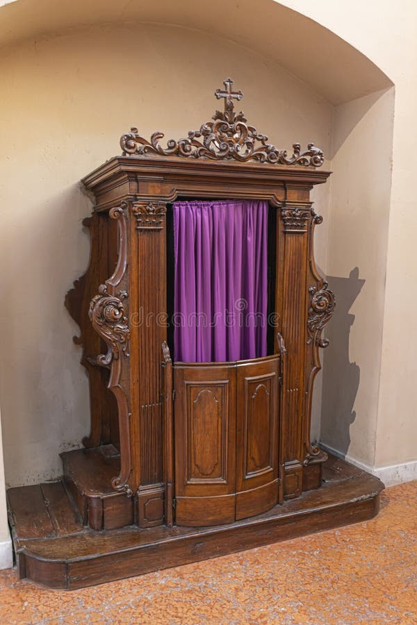 Beichtstuhl In Einer Italienischen Kirche Stockfoto - Bild von christen ...
