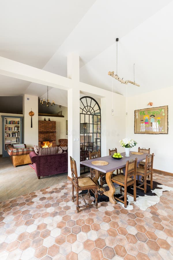 Altmodisches Wohnzimmer Im Haus Stockbild - Bild von haupt, wohnung ...