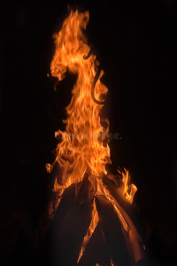 Fiamme Del Fuoco Che Si Alzano Su Immagine Stock - Immagine di closeup ...