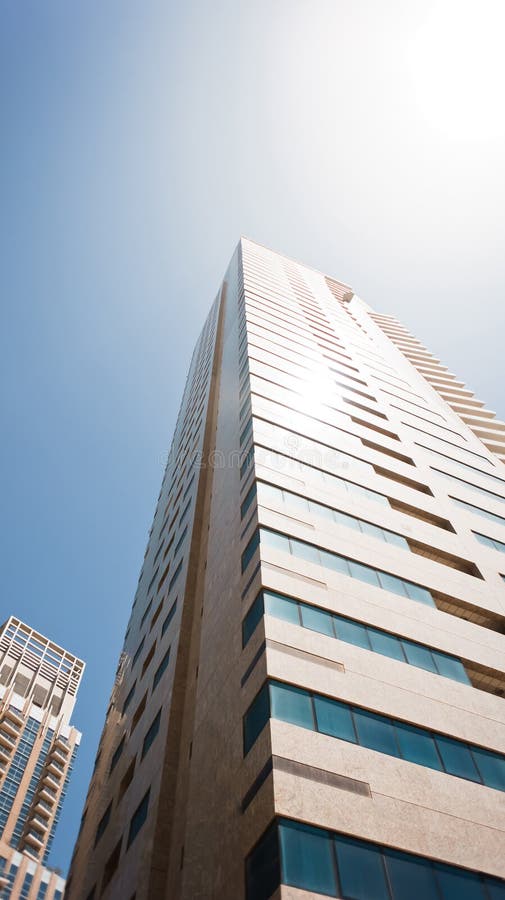 Alto rascacielos y el sol imagen de archivo. Imagen de exterior - 31489667