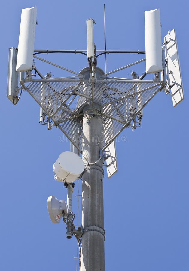 Alto Transmisor De Las Telecomunicaciones Foto de archivo - Imagen de ...