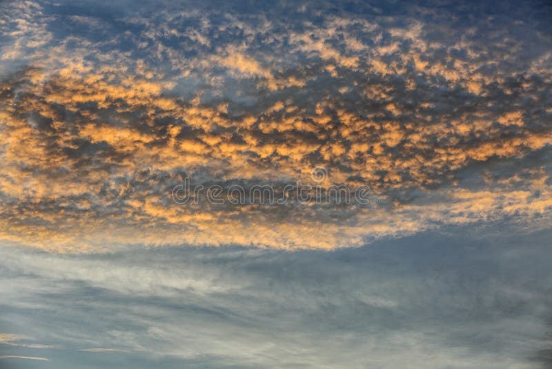 Altocumulus-Wolken am Morgen Stockfoto - Bild von wolken, nave: 104318728