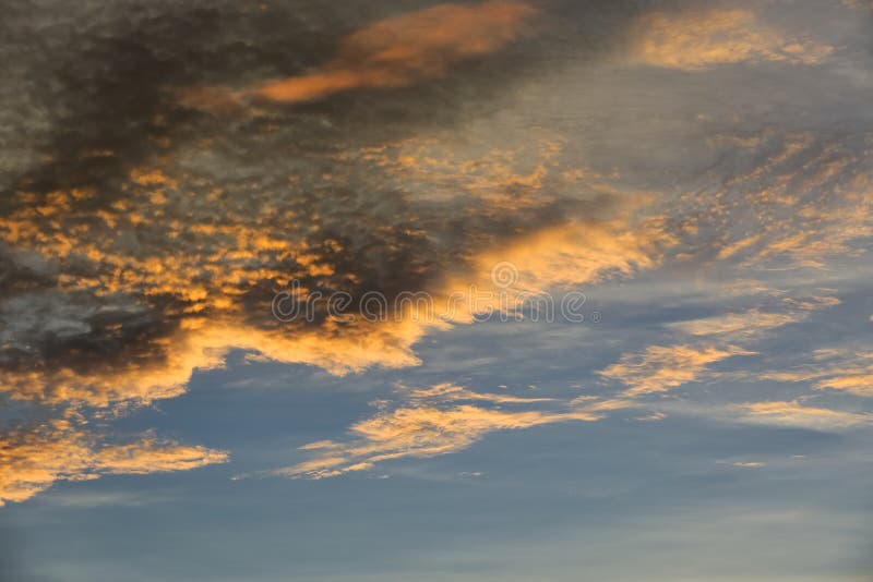 Altocumulus-Wolken am Morgen Stockfoto - Bild von wolken, nave: 104318728