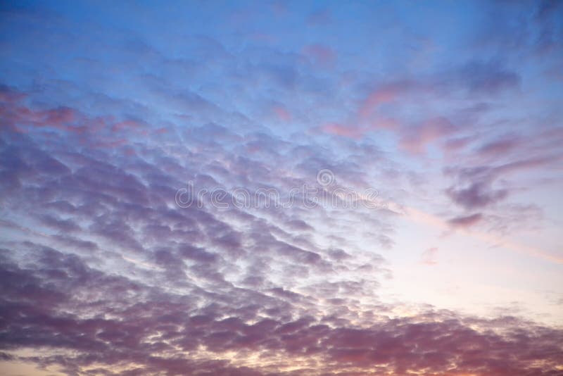 Altocumulus-Wolken stockbild. Bild von verunreinigung, blau - 639801