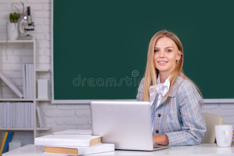 Alumna De Sexo Femenino En Clases En Clase En La Escuela Secundaria O En La Universidad Con