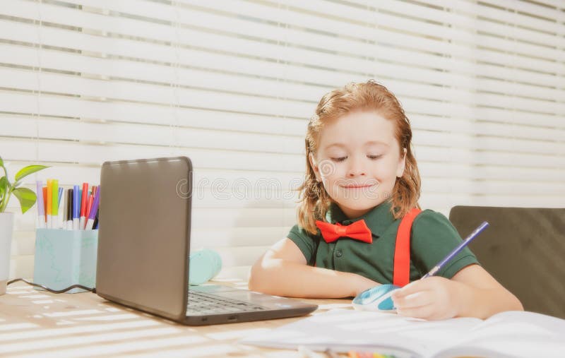 Aluno Estudando E Usando Laptop Computacional E Escrevendo Em Notebook ...