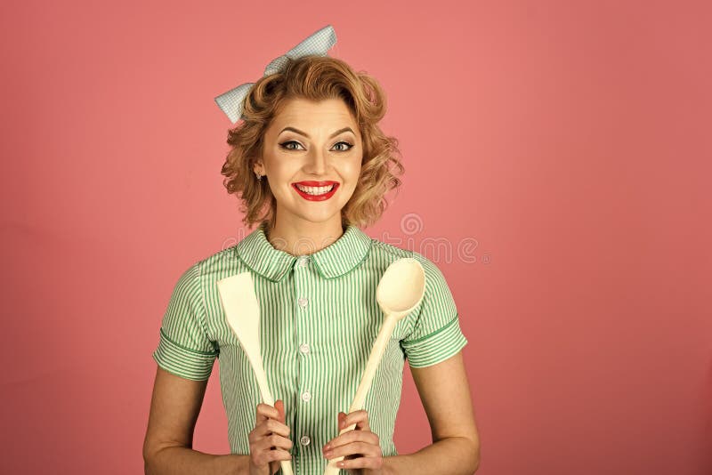 Ama De Casa Ama De Casa Con El Utensilio De La Cocina, Hogar Foto de ...