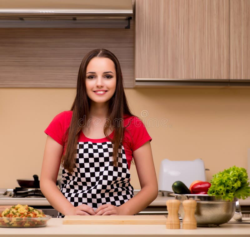 Ama De Casa Joven Trabajando En La Cocina Foto de archivo - Imagen de ... Ama De Casa Joven Trabajando En La Cocina Foto de archivo - Imagen de ...