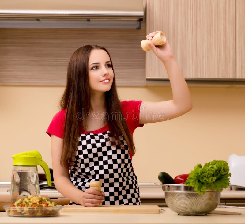 Ama De Casa Joven Trabajando En La Cocina Imagen de archivo - Imagen de ... Ama De Casa Joven Trabajando En La Cocina Imagen de archivo - Imagen de ...