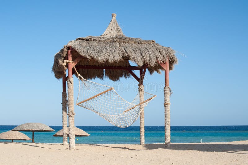 Amaca alla spiaggia fotografia stock. Immagine di lusso - 64153540