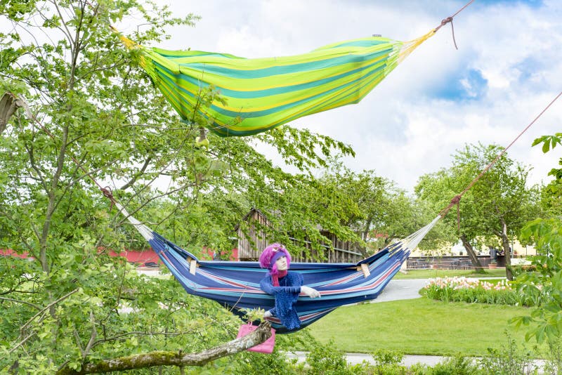 Amache fra gli alberi fotografia stock. Immagine di appendere - 65406222