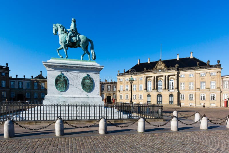 Dansk Kunglig Slott Amalienborg Arkivfoto - Bild av artistically, staty ...
