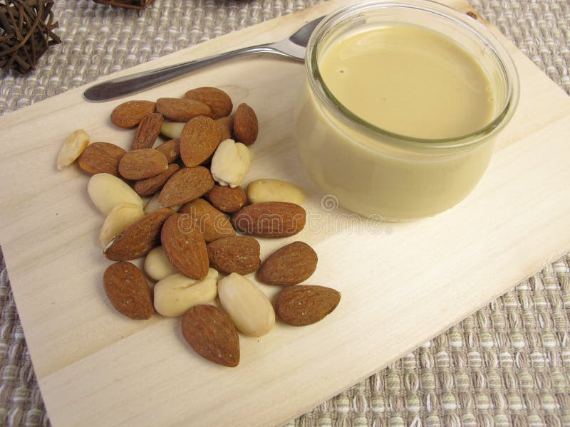 Amandelboter en amandelen stock foto. Image of wagon - 38638486