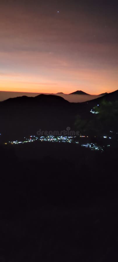 Amanecer Dorado Para Bukit Sikdieng Wonosobo Imagen de archivo - Imagen ...