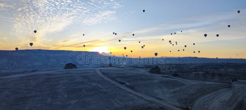 Amanecer en cappadocia foto de archivo. Imagen de tarde - 271147658