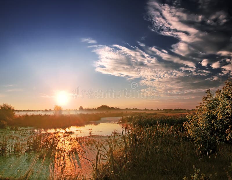 Amanecer en el río foto de archivo. Imagen de ambiente - 27422128