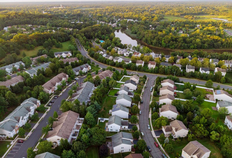 Amanecer Sobre Edificios De Apartamentos En Los Suburbios, La Vista ...