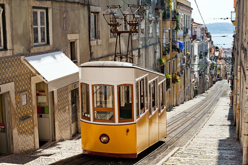 Funicular Amarillo En Lisboa Foto editorial - Imagen de europeo, viejo ...