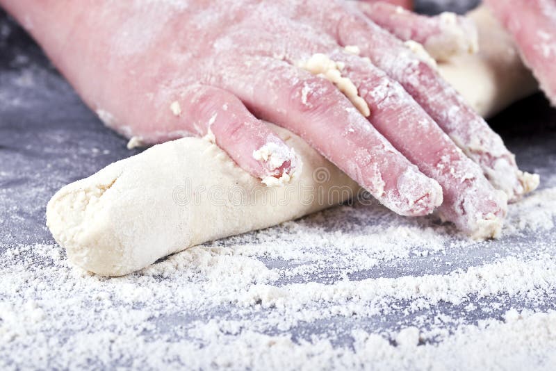 Amasado Manual. Manos En Harina Imagen de archivo - Imagen de mano ...