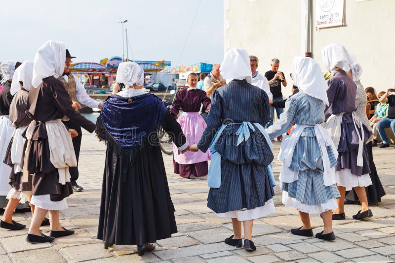 Amateurs Dans Des Robes Nationales Dansant La Danse Bretonne Image ... Amateurs Dans Des Robes Nationales Dansant La Danse Bretonne Image ...