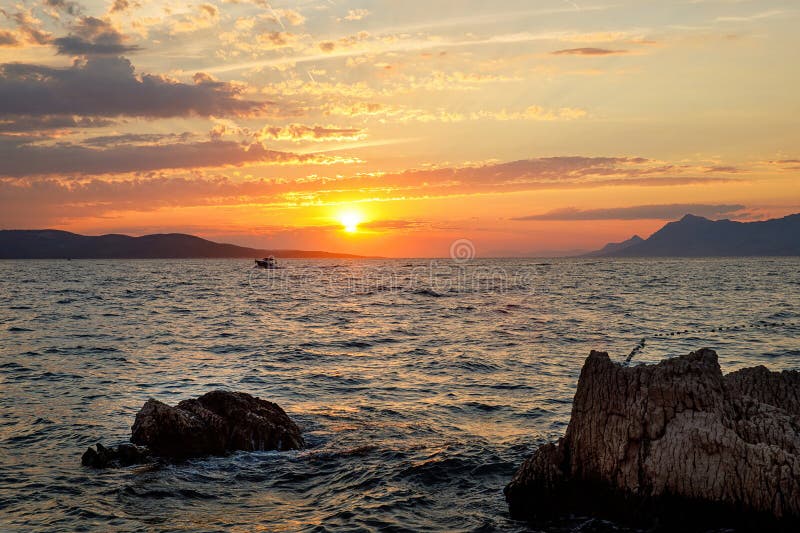 Amazing Beach Sunset with Endless Horizon and Incredible Foamy Waves ...