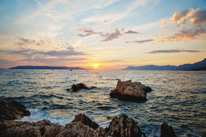 Amazing Beach Sunset with Endless Horizon and Incredible Foamy Waves ...