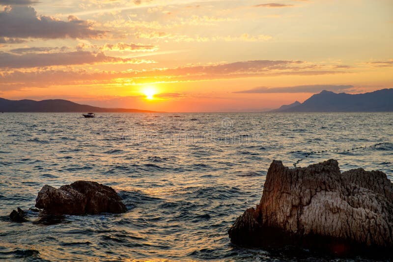 Amazing Beach Sunset with Endless Horizon and Incredible Foamy Waves ...